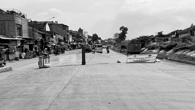 Warga Protes Pembangunan Jalan Layang Ciroyom Kurang Memperhat...